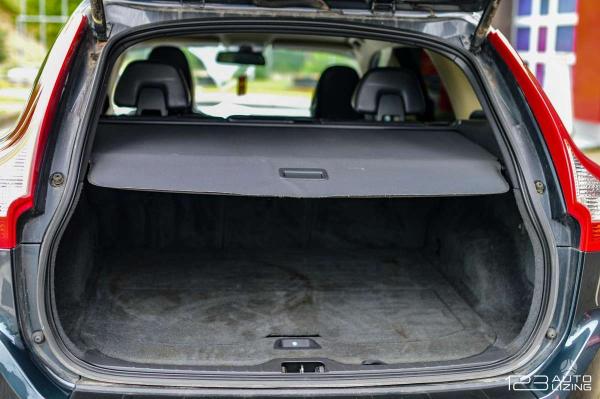 Grey Volvo XC60 2012 in Kretinga, with an engine capacity of 2.00 L and mileage of 347 thousand km for 7599 €, photo 10 on AUTOMOTO.COM.LV