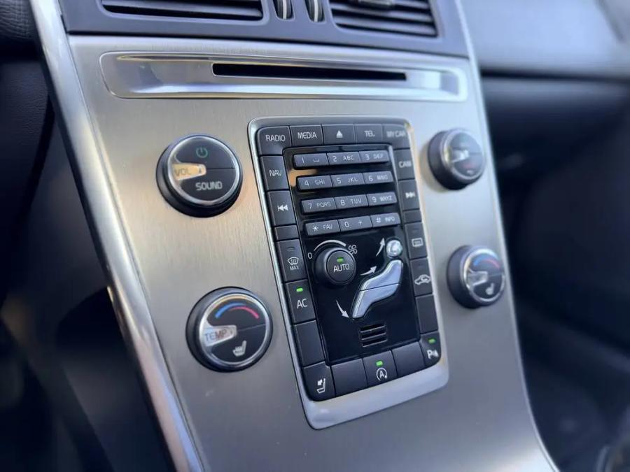 Grey Volvo XC60 2012 in Riga, with an engine capacity of 2.00 L and mileage of 0 thousand km for 8995 €, photo 13 on AUTOMOTO.COM.LV