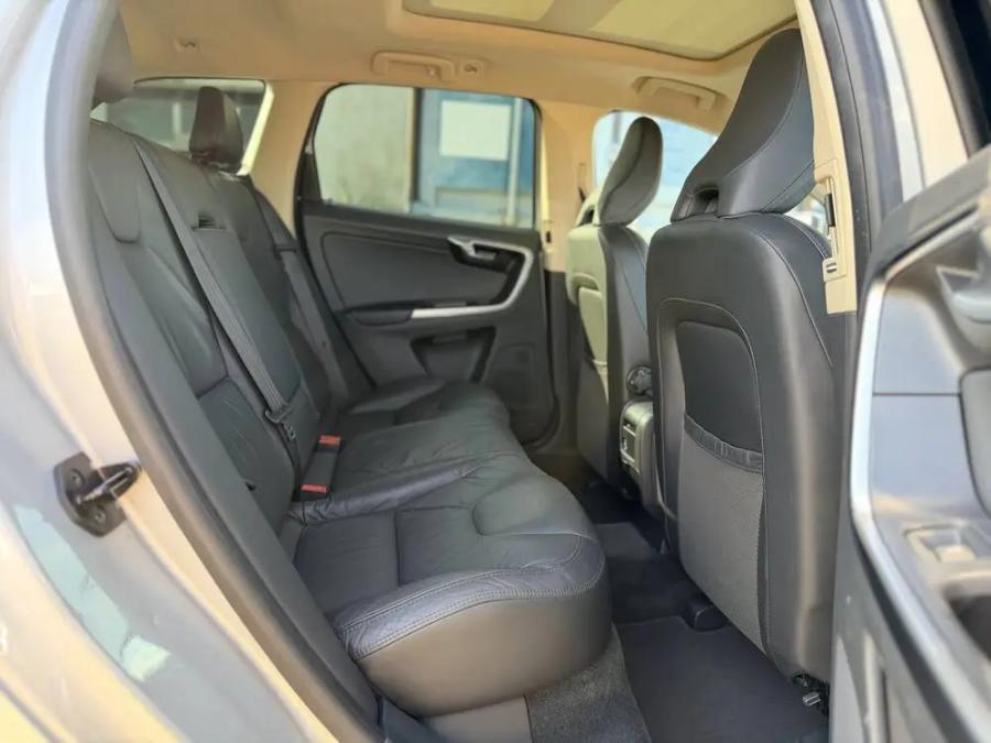 Grey Volvo XC60 2012 in Riga, with an engine capacity of 2.00 L and mileage of 0 thousand km for 8995 €, photo 20 on AUTOMOTO.COM.LV