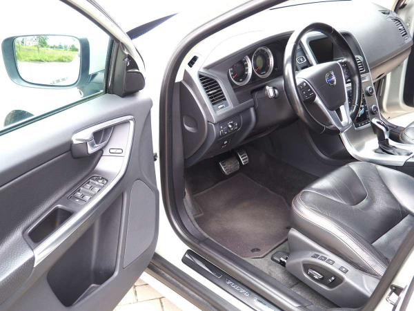 Grey Volvo XC60 2012 in Kaunas, with an engine capacity of 2.40 L and mileage of 310 thousand km for 12650 €, photo 8 on AUTOMOTO.COM.LV