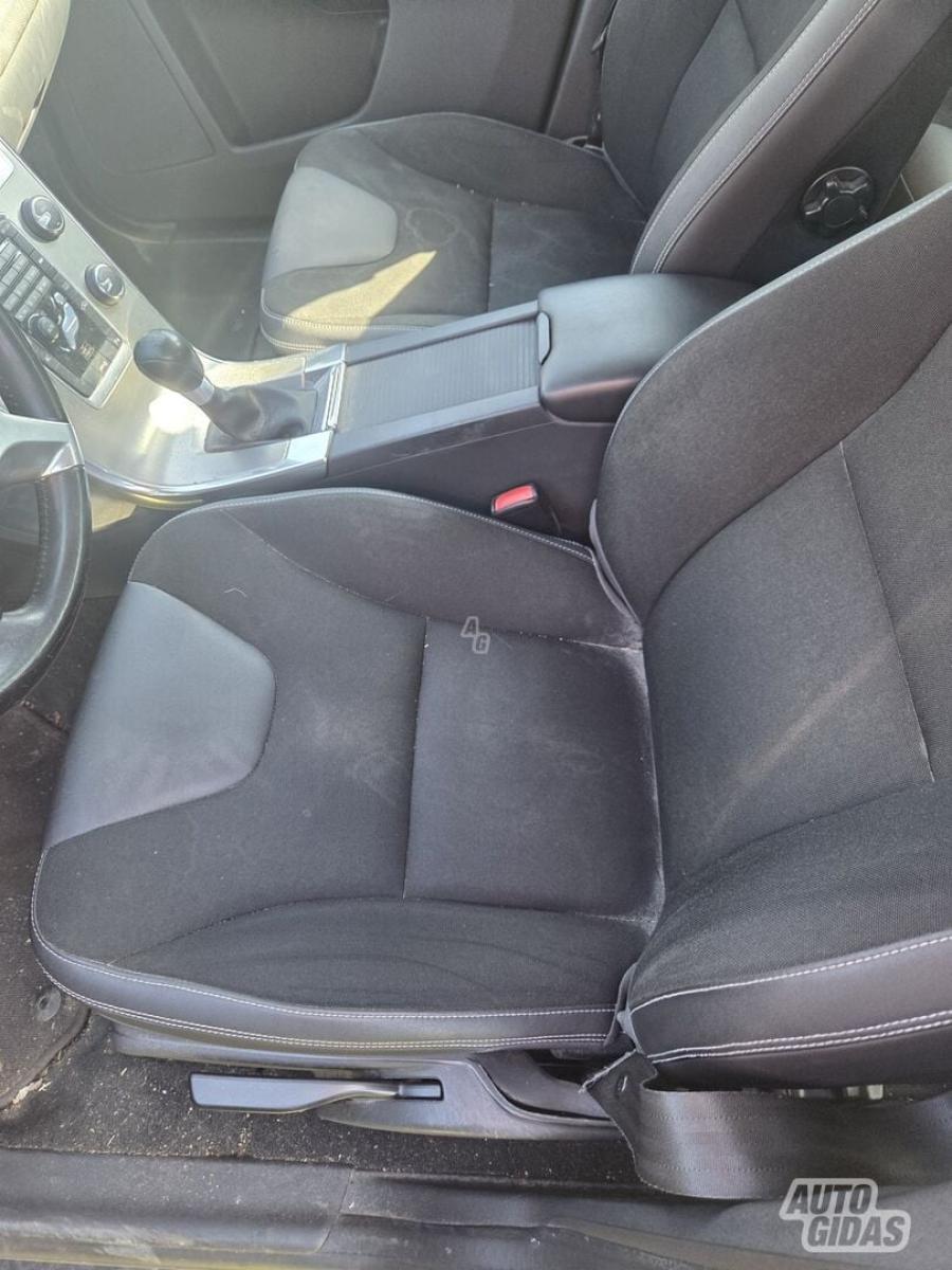 Pelēks Volvo XC60 2012 Mažeikiai, ar dzinēja tilpumu 2.00 L un nobraukumu 138 tūkst. km par 4800 €, foto 12 vietnē AUTOMOTO.COM.LV