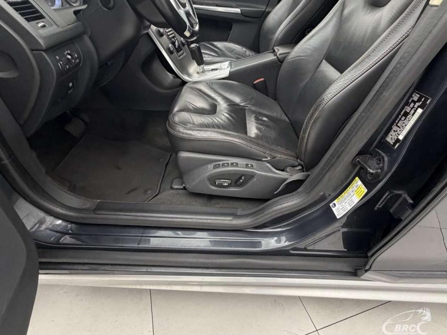 Grey Volvo XC60 2012 in Vilnius, with an engine capacity of 3.19 L and mileage of 290 thousand km for 6500 €, photo 26 on AUTOMOTO.COM.LV