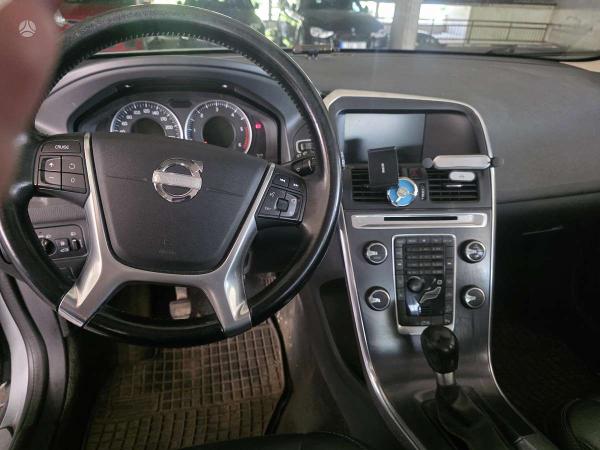 Grey Volvo XC60 2012 in Vilnius, with an engine capacity of 2.40 L and mileage of 353 thousand km for 6900 €, photo 1 on AUTOMOTO.COM.LV