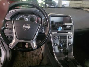 Pelēks Volvo XC60 2012 Viļņa, ar dzinēja tilpumu 2.40 L un nobraukumu 353 tūkst. km par 6900 €, foto  vietnē AUTOMOTO.COM.LV