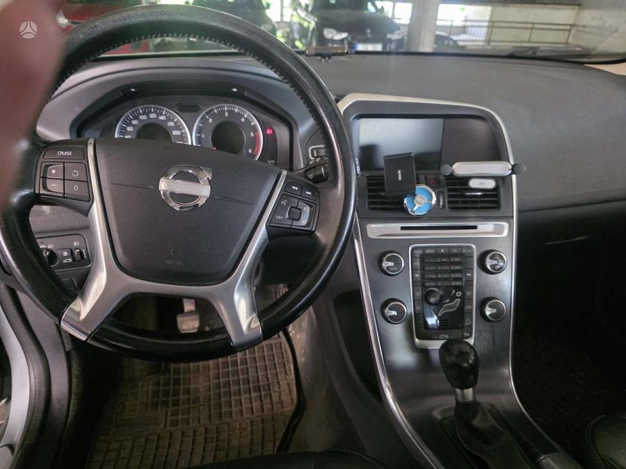 Pelēks Volvo XC60 2012 Viļņa, ar dzinēja tilpumu 2.40 L un nobraukumu 353 tūkst. km par 6900 €, foto 1 vietnē AUTOMOTO.COM.LV