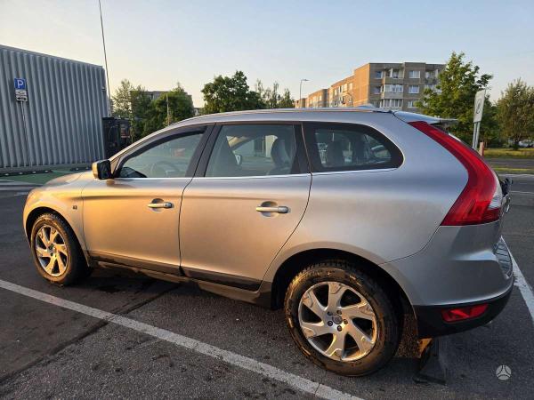 Grey Volvo XC60 2012 in Vilnius, with an engine capacity of 2.40 L and mileage of 353 thousand km for 6900 €, photo 2 on AUTOMOTO.COM.LV