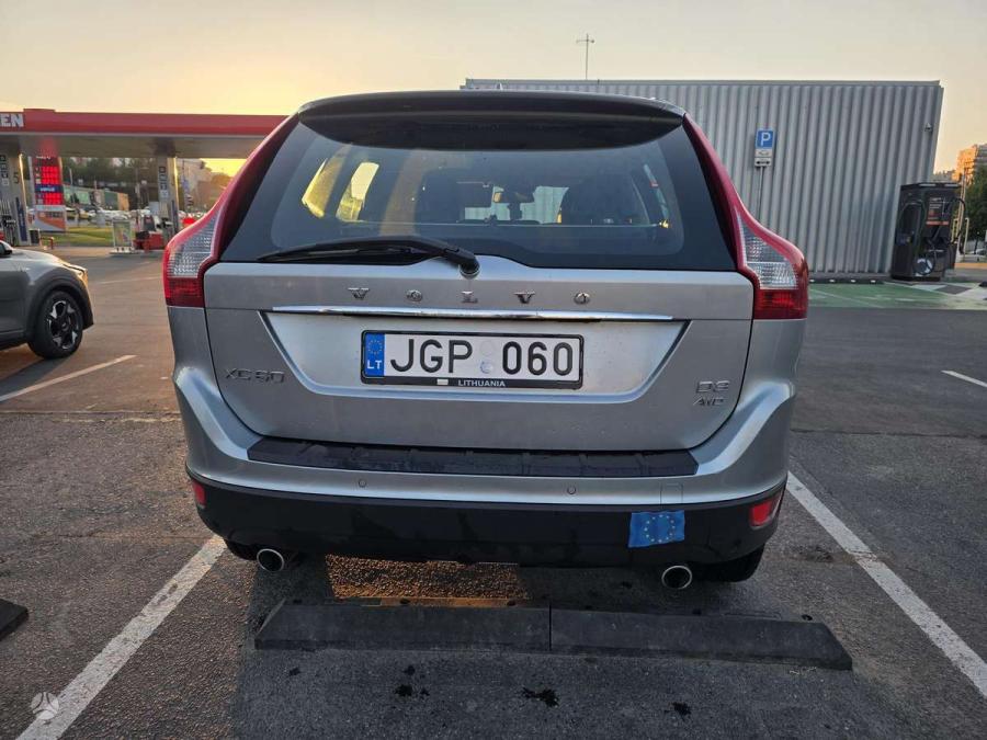 Pelēks Volvo XC60 2012 Viļņa, ar dzinēja tilpumu 2.40 L un nobraukumu 353 tūkst. km par 6900 €, foto 4 vietnē AUTOMOTO.COM.LV