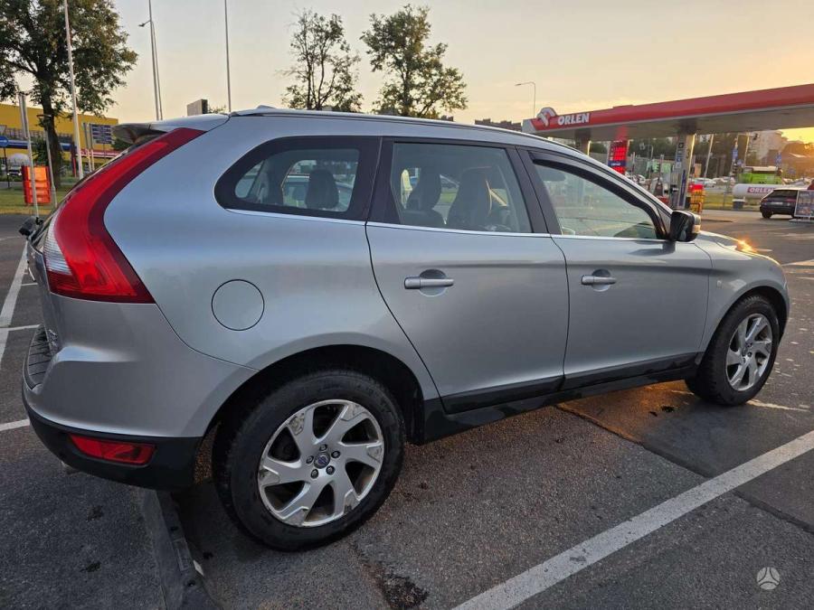 Pelēks Volvo XC60 2012 Viļņa, ar dzinēja tilpumu 2.40 L un nobraukumu 353 tūkst. km par 6900 €, foto 5 vietnē AUTOMOTO.COM.LV