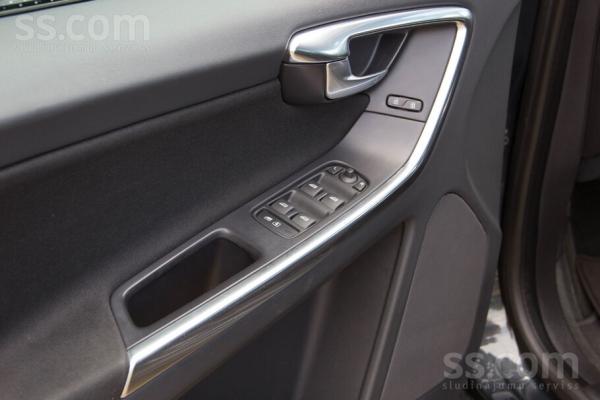 Grey Volvo XC60 2012 in Tukums, with an engine capacity of 2.40 L and mileage of 299 thousand km for 8200 €, photo 7 on AUTOMOTO.COM.LV