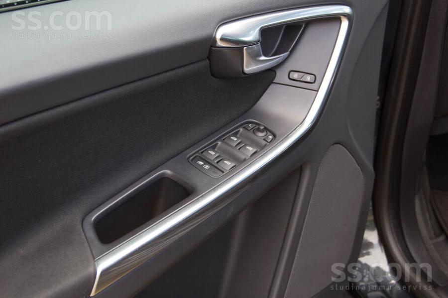 Grey Volvo XC60 2012 in Tukums, with an engine capacity of 2.40 L and mileage of 299 thousand km for 8200 €, photo 8 on AUTOMOTO.COM.LV