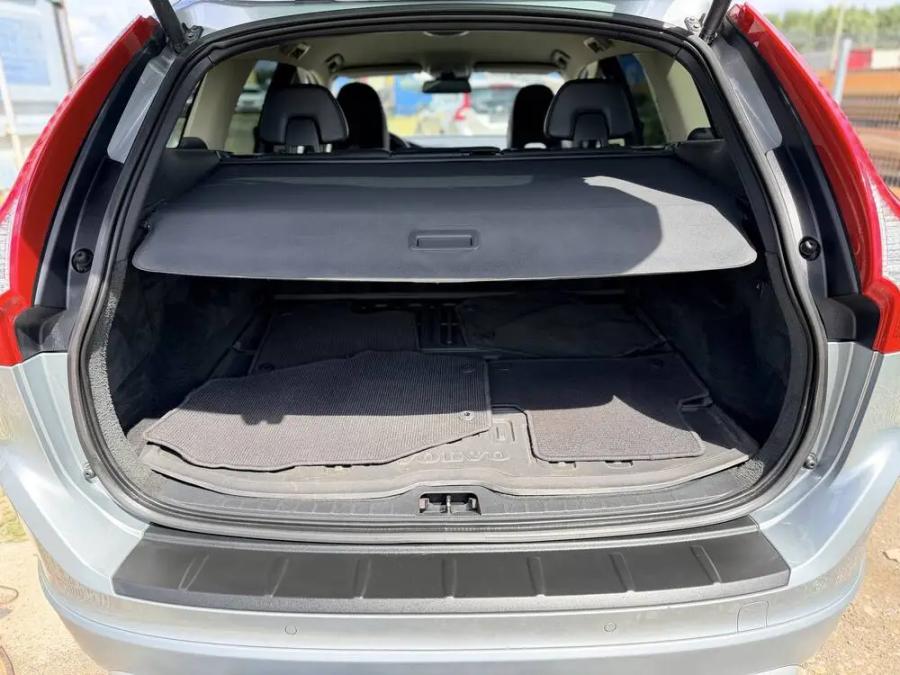 Grey Volvo XC60 2012 in Riga, with an engine capacity of 2.40 L and mileage of 0 thousand km for 9500 €, photo 6 on AUTOMOTO.COM.LV