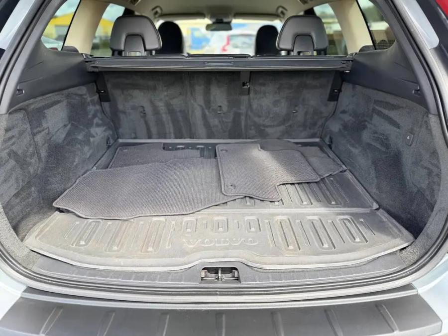 Grey Volvo XC60 2012 in Riga, with an engine capacity of 2.40 L and mileage of 0 thousand km for 9500 €, photo 7 on AUTOMOTO.COM.LV