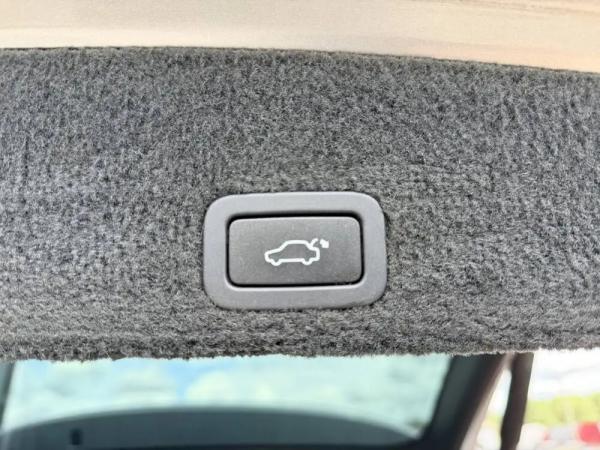 Grey Volvo XC60 2012 in Riga, with an engine capacity of 2.40 L and mileage of 0 thousand km for 9500 €, photo 7 on AUTOMOTO.COM.LV
