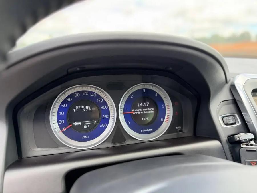 Grey Volvo XC60 2012 in Riga, with an engine capacity of 2.40 L and mileage of 0 thousand km for 9500 €, photo 15 on AUTOMOTO.COM.LV