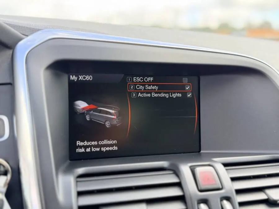 Grey Volvo XC60 2012 in Riga, with an engine capacity of 2.40 L and mileage of 0 thousand km for 9500 €, photo 19 on AUTOMOTO.COM.LV