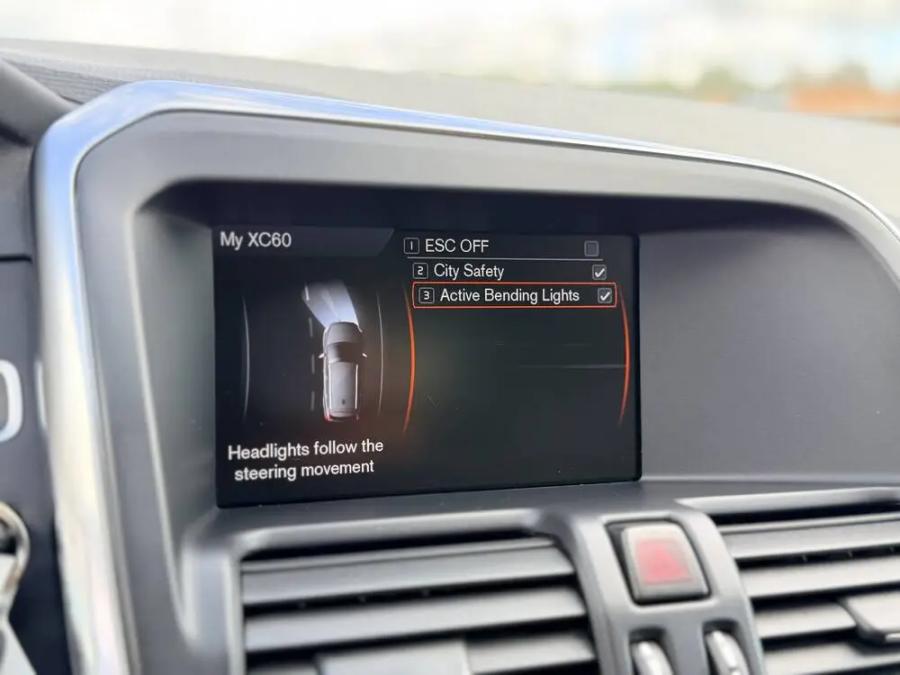 Grey Volvo XC60 2012 in Riga, with an engine capacity of 2.40 L and mileage of 0 thousand km for 9500 €, photo 20 on AUTOMOTO.COM.LV