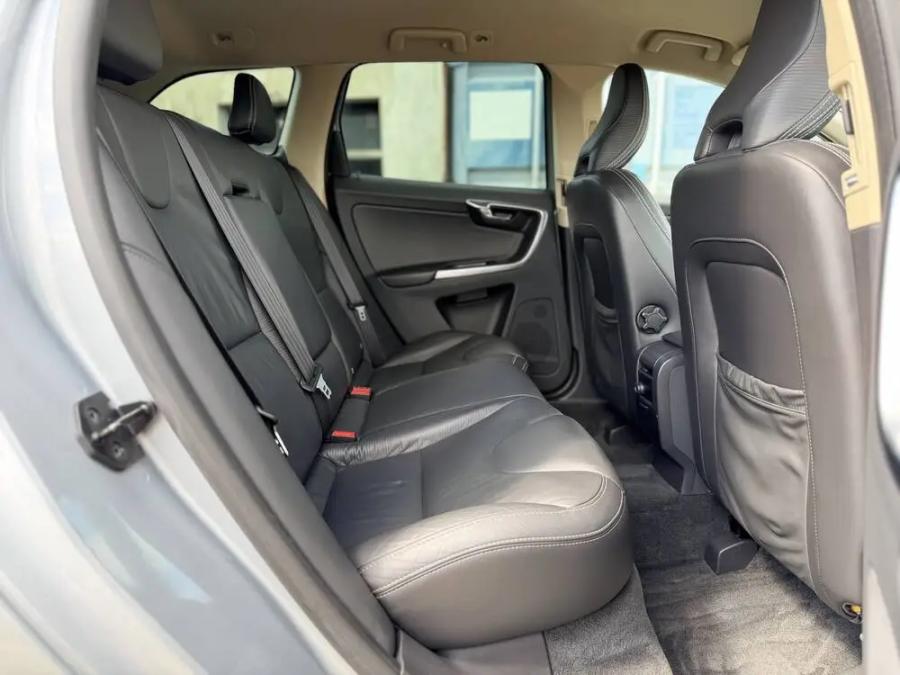 Grey Volvo XC60 2012 in Riga, with an engine capacity of 2.40 L and mileage of 0 thousand km for 9500 €, photo 23 on AUTOMOTO.COM.LV