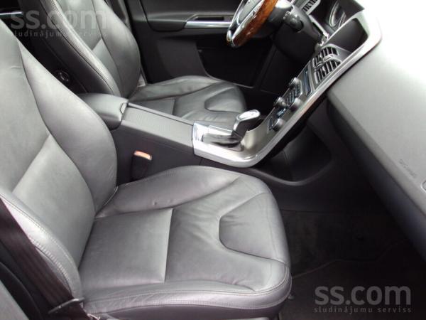 Grey Volvo XC60 2012 in Riga, with an engine capacity of 2.40 L and mileage of 207 thousand km for 11500 €, photo 7 on AUTOMOTO.COM.LV