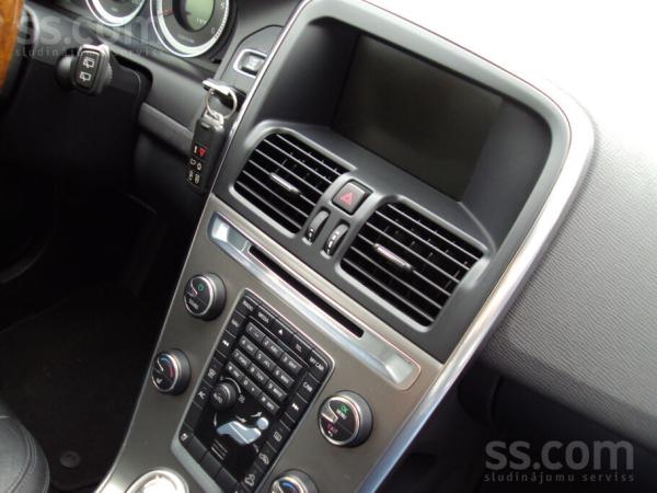 Grey Volvo XC60 2012 in Riga, with an engine capacity of 2.40 L and mileage of 207 thousand km for 11500 €, photo 8 on AUTOMOTO.COM.LV