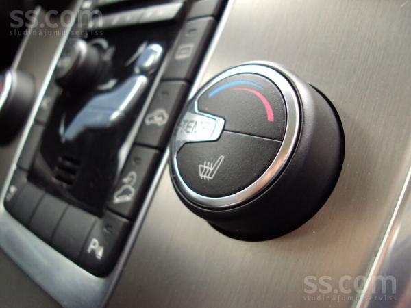 Grey Volvo XC60 2012 in Riga, with an engine capacity of 2.40 L and mileage of 207 thousand km for 11500 €, photo 9 on AUTOMOTO.COM.LV