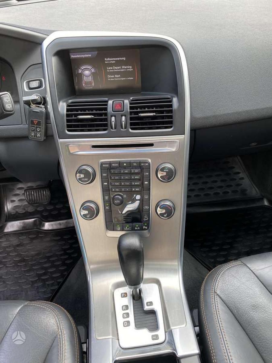 Pelēks Volvo XC60 2012 Marijampole, ar dzinēja tilpumu 2.40 L un nobraukumu 245 tūkst. km par 11550 €, foto 28 vietnē AUTOMOTO.COM.LV