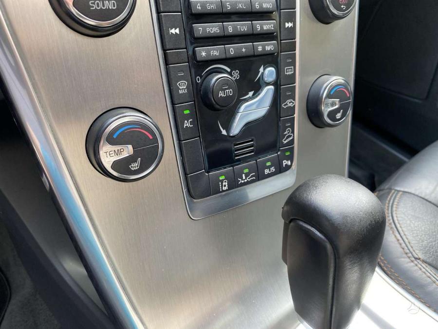 Pelēks Volvo XC60 2012 Marijampole, ar dzinēja tilpumu 2.40 L un nobraukumu 245 tūkst. km par 11550 €, foto 29 vietnē AUTOMOTO.COM.LV