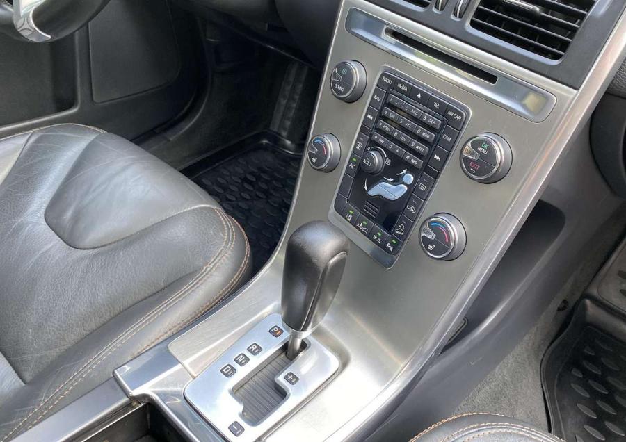 Pelēks Volvo XC60 2012 Marijampole, ar dzinēja tilpumu 2.40 L un nobraukumu 245 tūkst. km par 11550 €, foto 30 vietnē AUTOMOTO.COM.LV