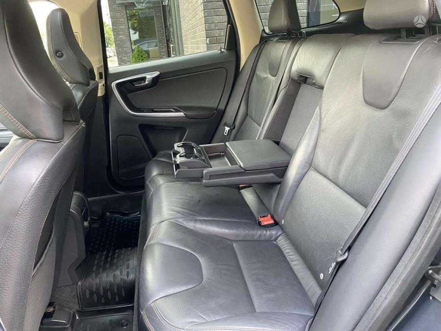 Pelēks Volvo XC60 2012 Marijampole, ar dzinēja tilpumu 2.40 L un nobraukumu 245 tūkst. km par 11550 €, foto 48 vietnē AUTOMOTO.COM.LV