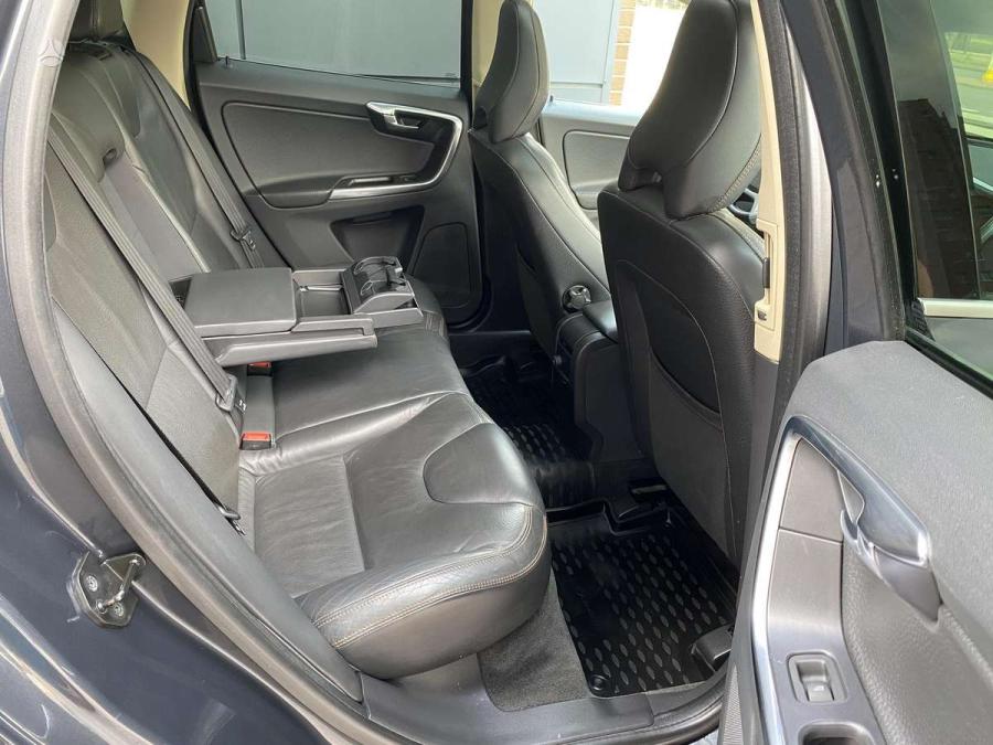 Pelēks Volvo XC60 2012 Marijampole, ar dzinēja tilpumu 2.40 L un nobraukumu 245 tūkst. km par 11550 €, foto 49 vietnē AUTOMOTO.COM.LV