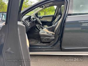 Grey Volvo XC60 2012 in Rapla, with an engine capacity of 2.40 L and mileage of 310 thousand km for 10900 €, photo 10 on AUTOMOTO.COM.LV