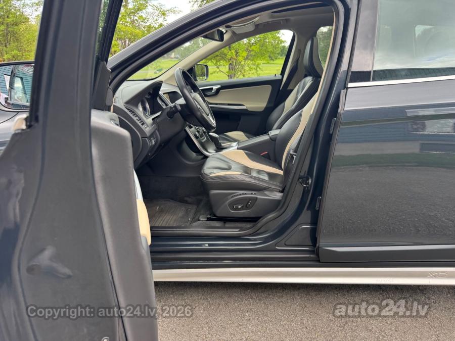 Grey Volvo XC60 2012 in Rapla, with an engine capacity of 2.40 L and mileage of 310 thousand km for 10900 €, photo 10 on AUTOMOTO.COM.LV
