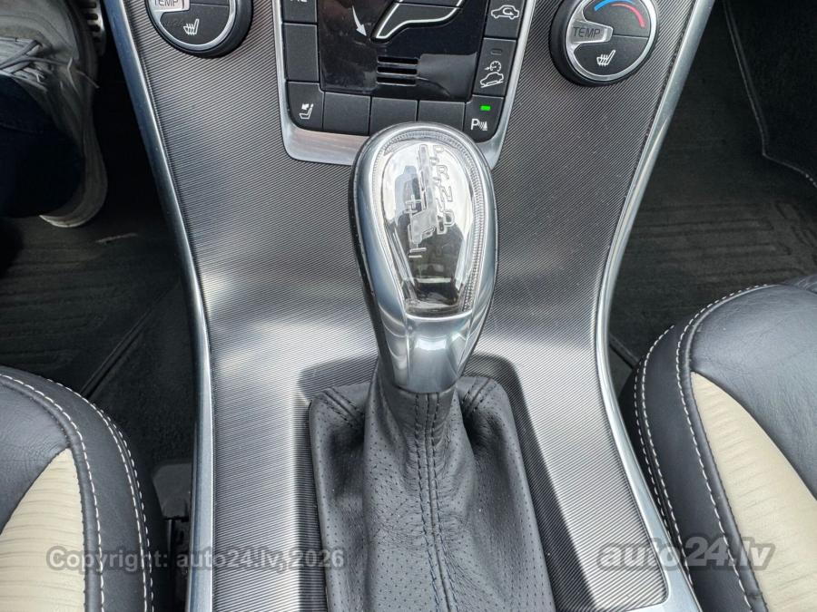 Grey Volvo XC60 2012 in Rapla, with an engine capacity of 2.40 L and mileage of 310 thousand km for 10900 €, photo 20 on AUTOMOTO.COM.LV