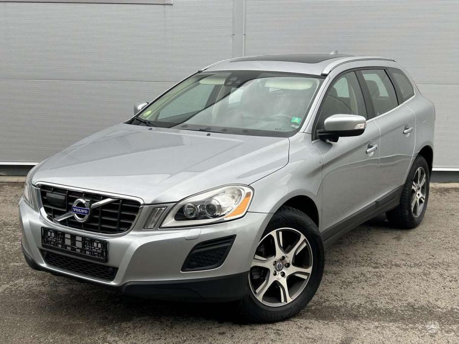 Grey Volvo XC60 2012 in Utena, with an engine capacity of 2.40 L and mileage of 302 thousand km for 9190 €, photo 1 on AUTOMOTO.COM.LV
