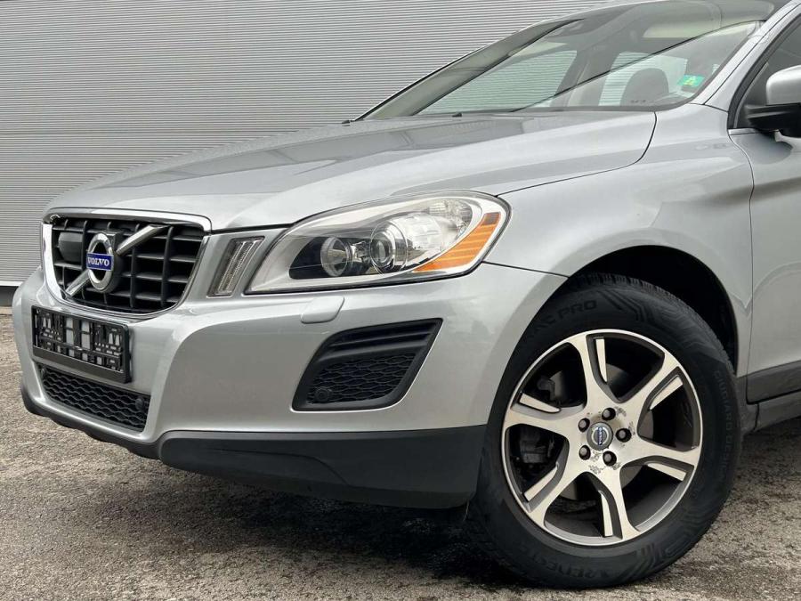 Grey Volvo XC60 2012 in Utena, with an engine capacity of 2.40 L and mileage of 302 thousand km for 9190 €, photo 4 on AUTOMOTO.COM.LV