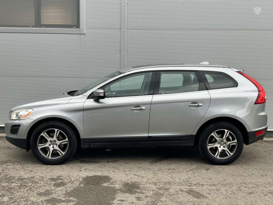 Grey Volvo XC60 2012 in Utena, with an engine capacity of 2.40 L and mileage of 302 thousand km for 9190 €, photo 6 on AUTOMOTO.COM.LV