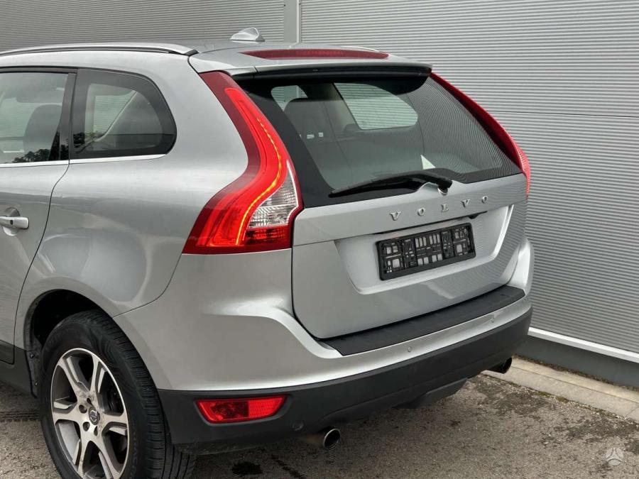 Grey Volvo XC60 2012 in Utena, with an engine capacity of 2.40 L and mileage of 302 thousand km for 9190 €, photo 8 on AUTOMOTO.COM.LV