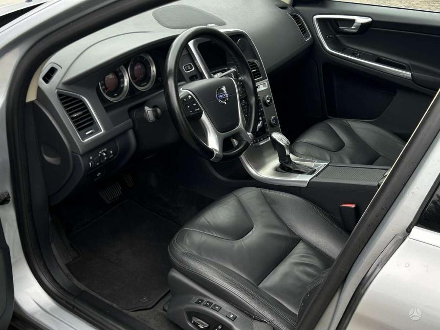 Grey Volvo XC60 2012 in Utena, with an engine capacity of 2.40 L and mileage of 302 thousand km for 9190 €, photo 9 on AUTOMOTO.COM.LV