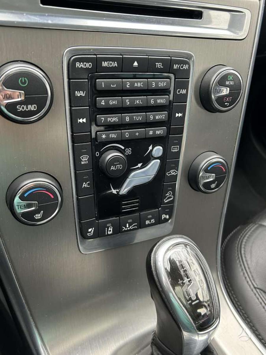Grey Volvo XC60 2012 in Utena, with an engine capacity of 2.40 L and mileage of 302 thousand km for 9190 €, photo 13 on AUTOMOTO.COM.LV