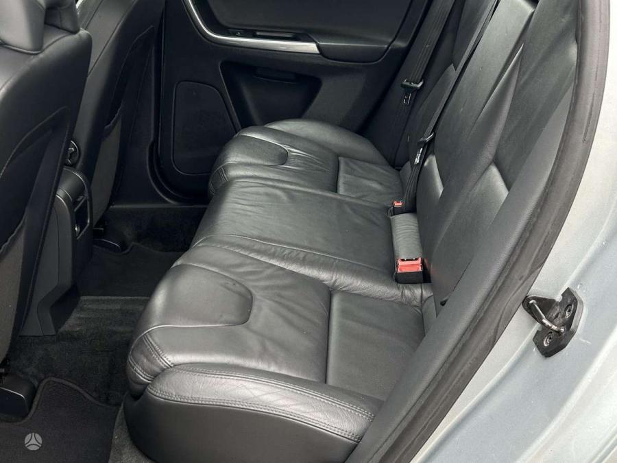 Grey Volvo XC60 2012 in Utena, with an engine capacity of 2.40 L and mileage of 302 thousand km for 9190 €, photo 16 on AUTOMOTO.COM.LV