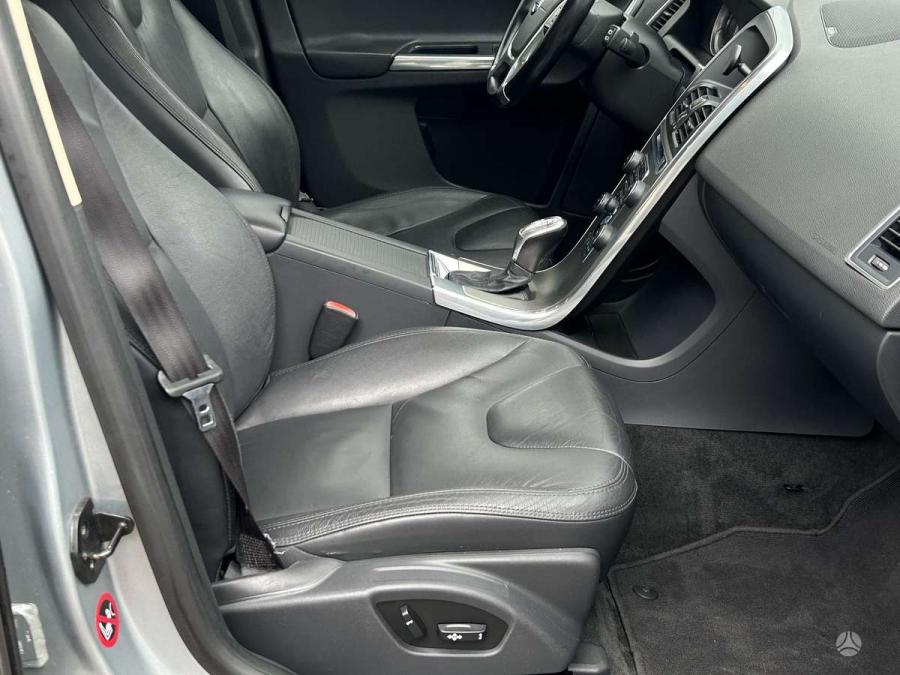 Grey Volvo XC60 2012 in Utena, with an engine capacity of 2.40 L and mileage of 302 thousand km for 9190 €, photo 23 on AUTOMOTO.COM.LV