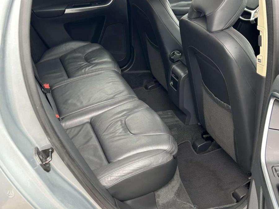 Grey Volvo XC60 2012 in Utena, with an engine capacity of 2.40 L and mileage of 302 thousand km for 9190 €, photo 24 on AUTOMOTO.COM.LV