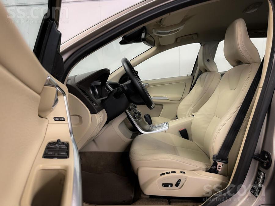 Grey Volvo XC60 2012 in Jurmala, with an engine capacity of 2.40 L and mileage of 345 thousand km for 9950 €, photo 14 on AUTOMOTO.COM.LV