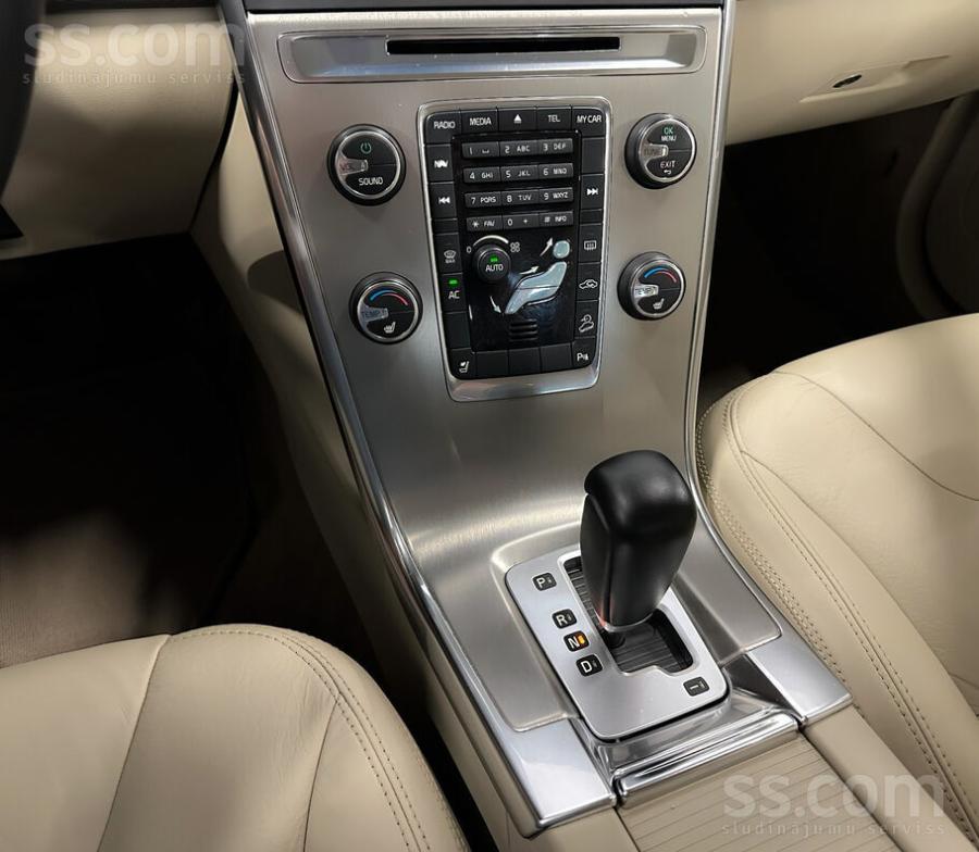 Grey Volvo XC60 2012 in Jurmala, with an engine capacity of 2.40 L and mileage of 345 thousand km for 9950 €, photo 18 on AUTOMOTO.COM.LV