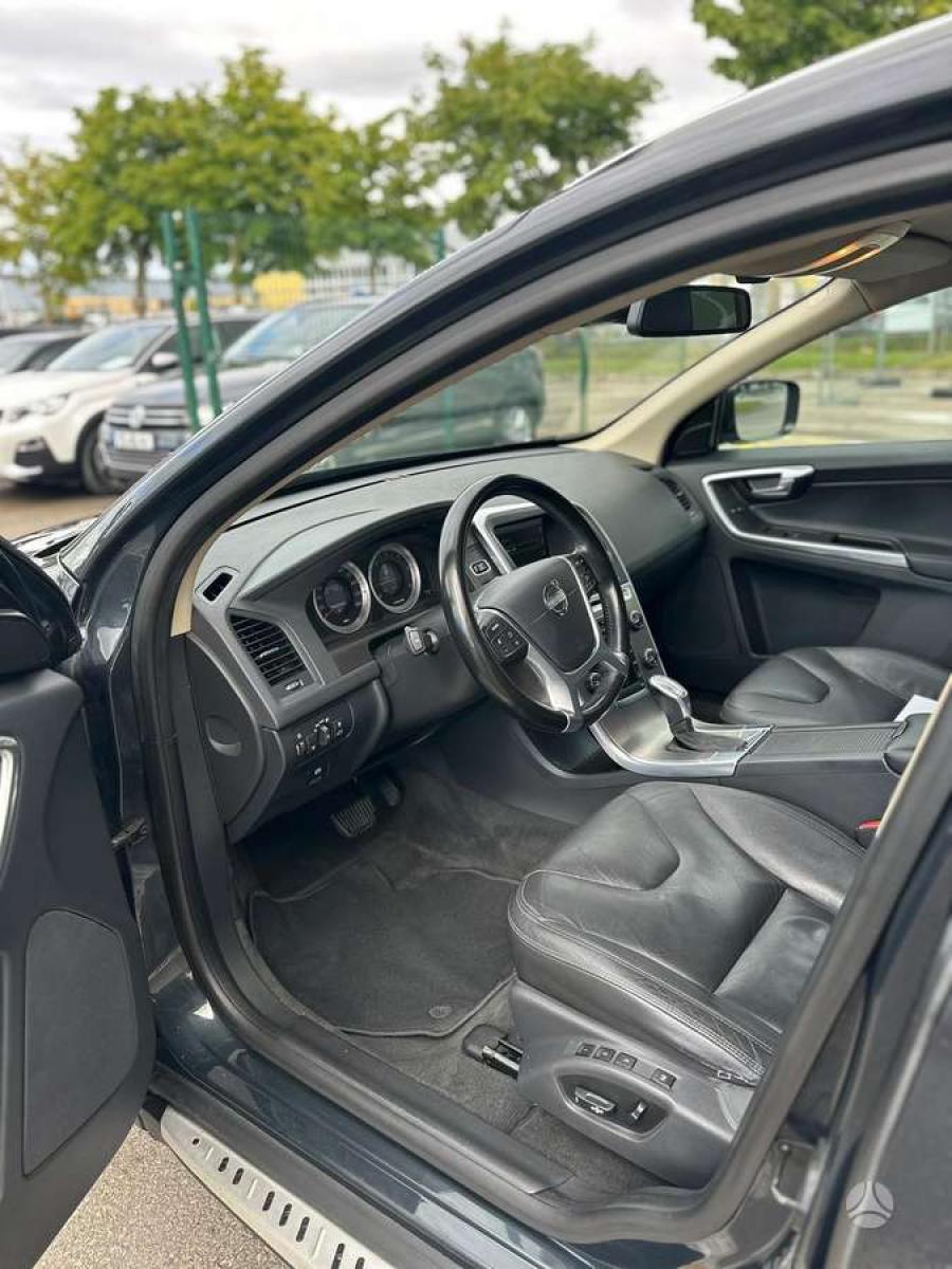 Pelēks Volvo XC60 2012 Klaipėda, ar dzinēja tilpumu 2.40 L un nobraukumu 252 tūkst. km par 10900 €, foto 14 vietnē AUTOMOTO.COM.LV