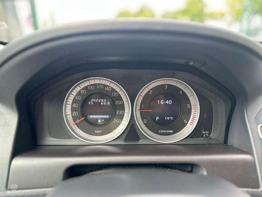 Pelēks Volvo XC60 2012 Klaipėda, ar dzinēja tilpumu 2.40 L un nobraukumu 252 tūkst. km par 10900 €, foto 22 vietnē AUTOMOTO.COM.LV