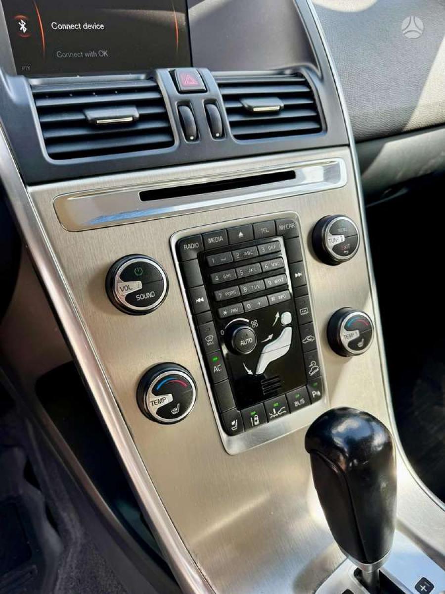 Grey Volvo XC60 2012 in Kaunas, with an engine capacity of 2.40 L and mileage of 297 thousand km for 7600 €, photo 10 on AUTOMOTO.COM.LV