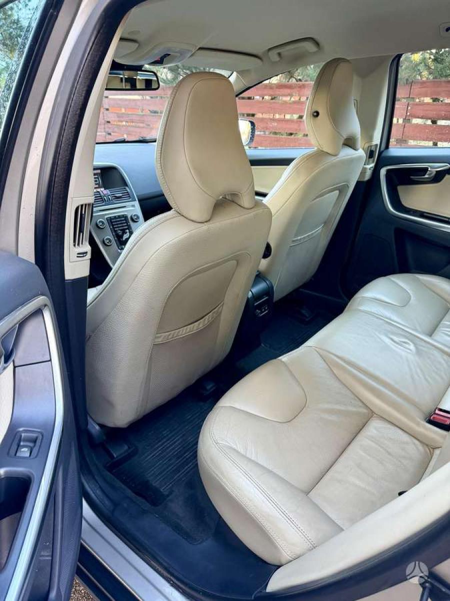 Grey Volvo XC60 2012 in Kaunas, with an engine capacity of 2.40 L and mileage of 297 thousand km for 7600 €, photo 16 on AUTOMOTO.COM.LV