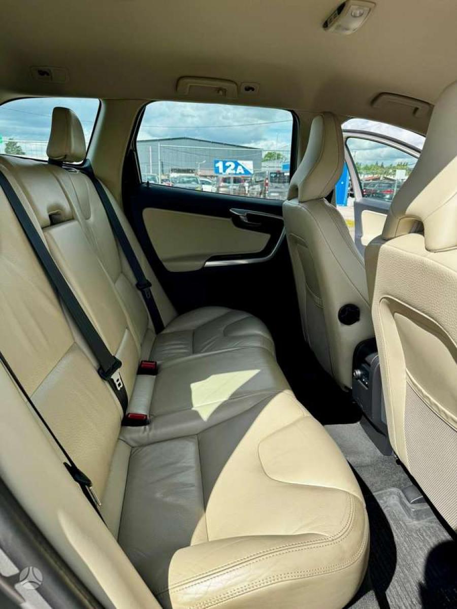 Grey Volvo XC60 2012 in Kaunas, with an engine capacity of 2.40 L and mileage of 297 thousand km for 7600 €, photo 18 on AUTOMOTO.COM.LV