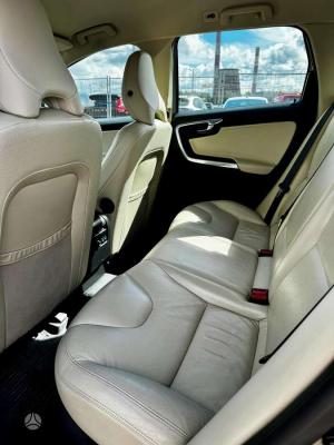 Grey Volvo XC60 2012 in Kaunas, with an engine capacity of 2.40 L and mileage of 297 thousand km for 7600 €, photo 19 on AUTOMOTO.COM.LV