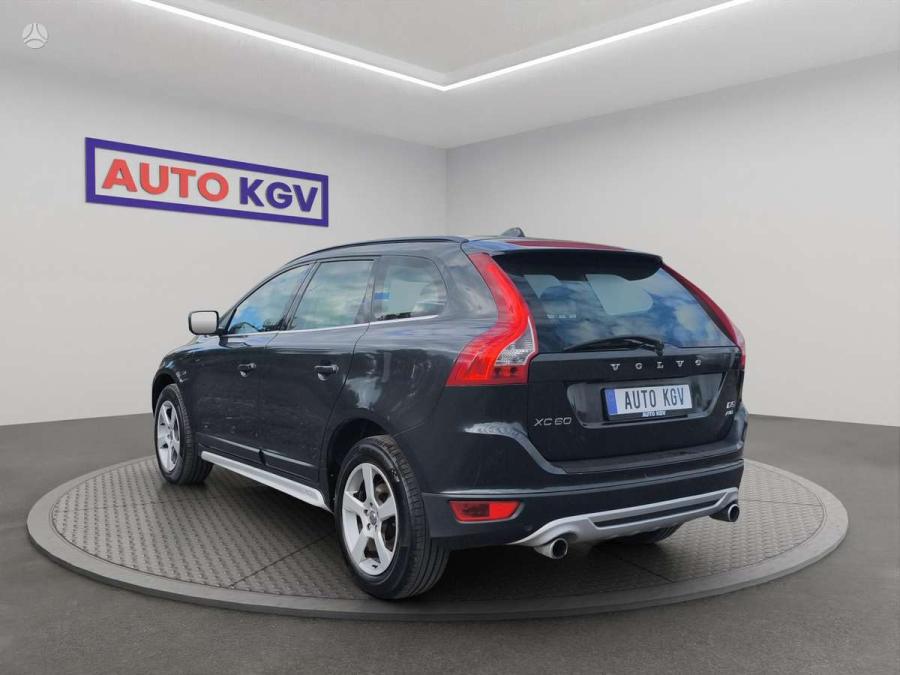 Grey Volvo XC60 2012 in Vilnius, with an engine capacity of 2.40 L and mileage of 246 thousand km for 8699 €, photo 4 on AUTOMOTO.COM.LV